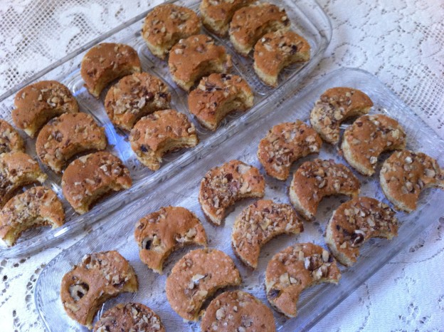 Walnut sponge moons – Diós piskótaholdak – FloorCookies